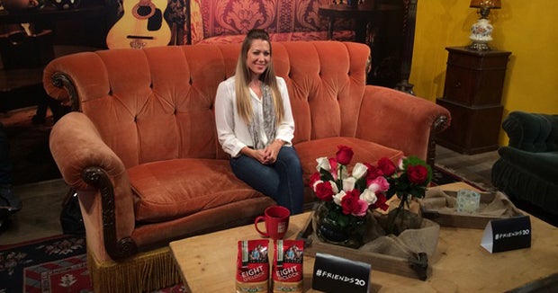 Watch: Colbie Caillat sings "Smelly Cat" at Central Perk - CBS News