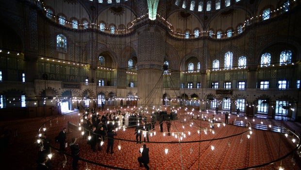 Pope visits Istanbul's Blue Mosque for meeting with Turkish religious ...