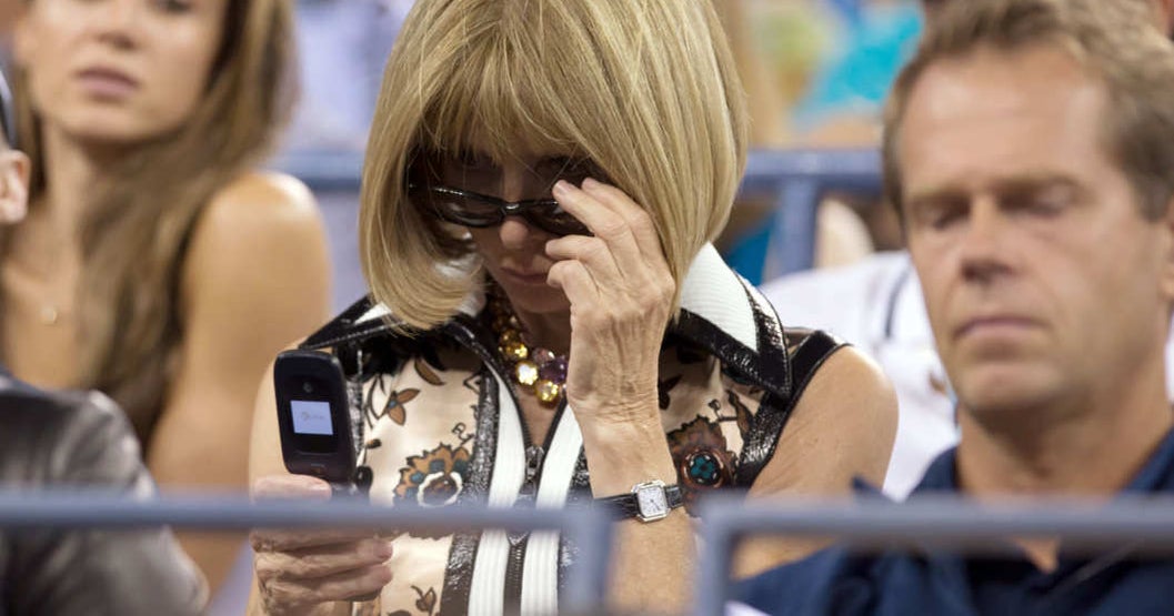 Flip Phones Making Comeback With Celebrities And Fashion Icons Cbs News