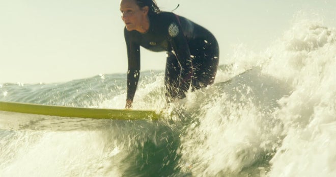 Catching a wave with Helen Hunt - CBS News
