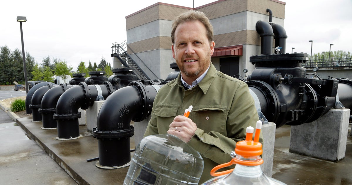 Wastewater plant's "sewage to suds" beer brewing challenge - CBS News