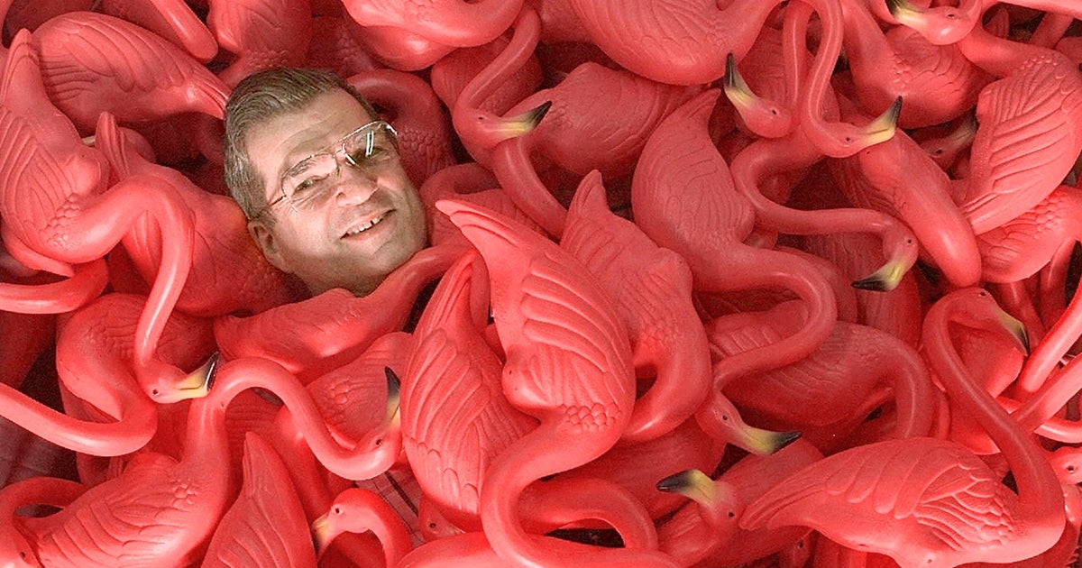 Pink plastic lawn flamingo creator dies