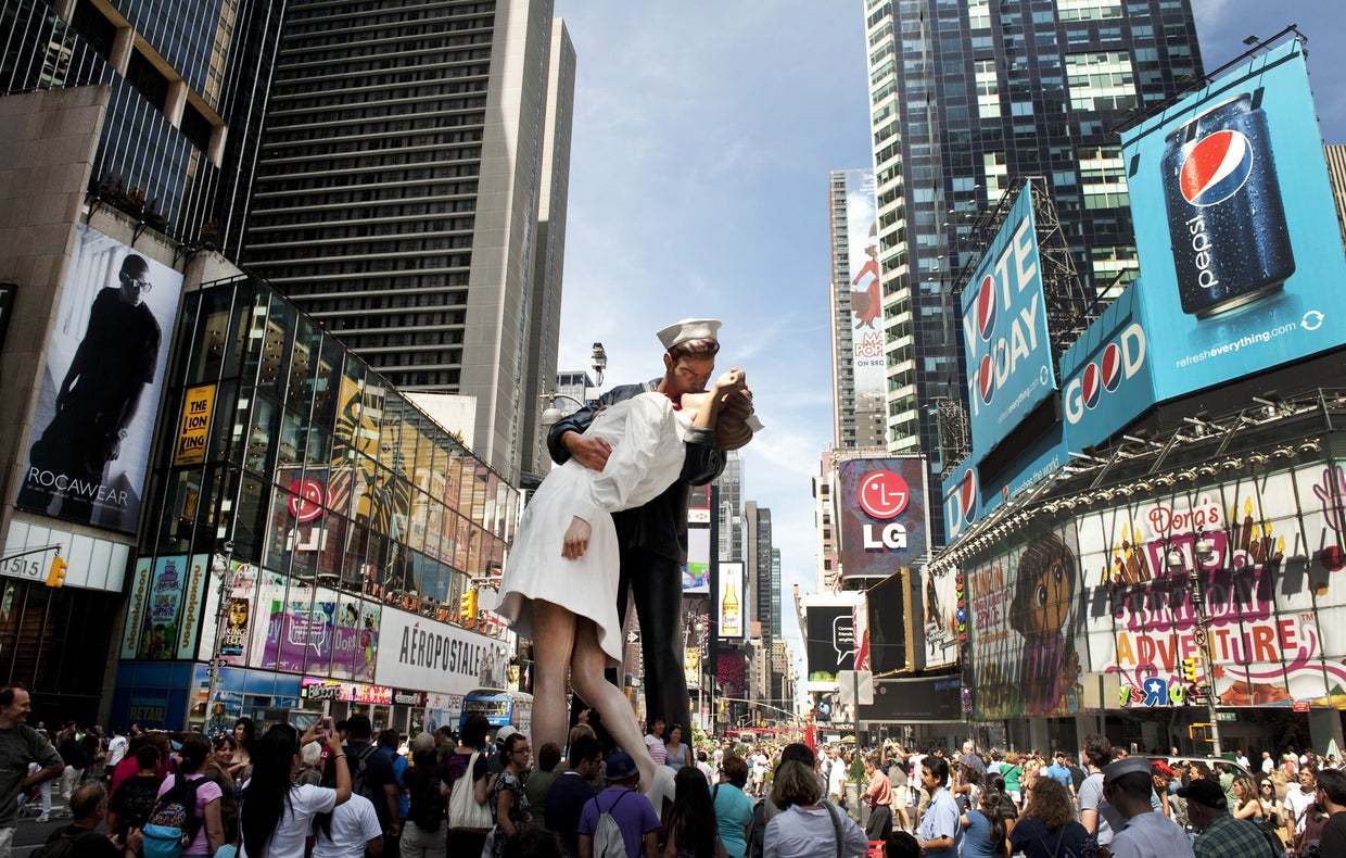 Astronomers analyze "The Kiss" - Alfred Eisenstaedt's iconic V-J Day photo