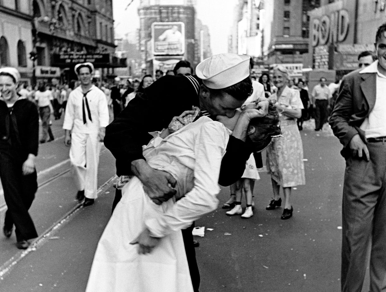 Astronomers analyze "The Kiss" - Alfred Eisenstaedt's iconic V-J Day photo