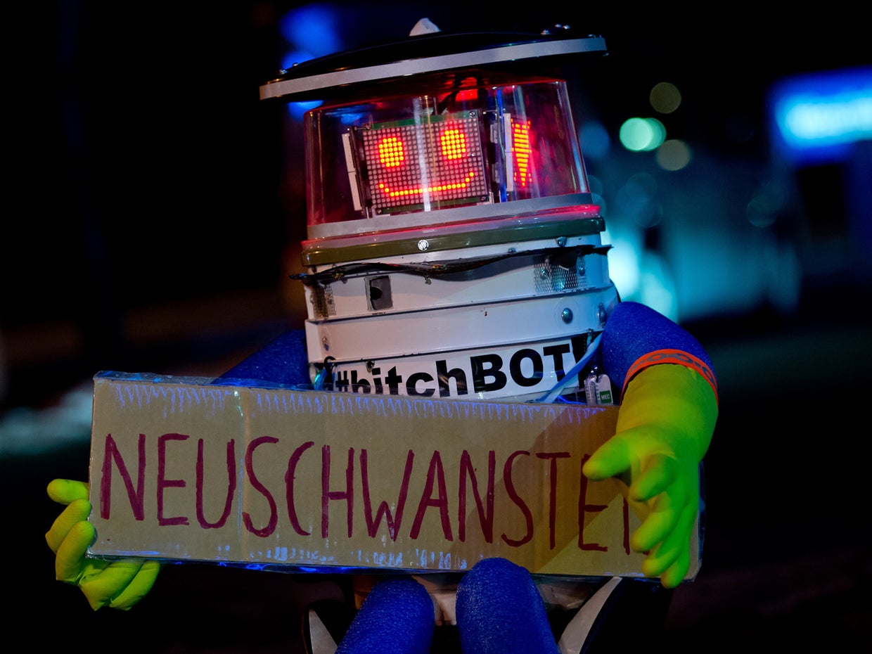 World famous hitchhiking robot "hitchBOT" meets demise in Philly - CBS News
