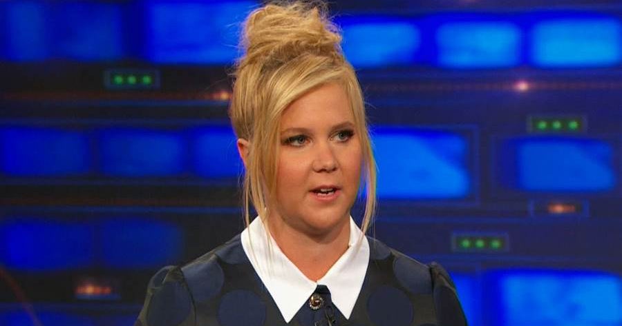 Amy Schumer talks gun control on "The Daily Show" - CBS News