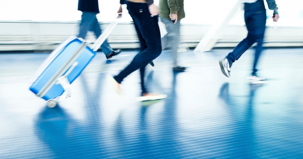 One airline trails the pack in flying on time - CBS News