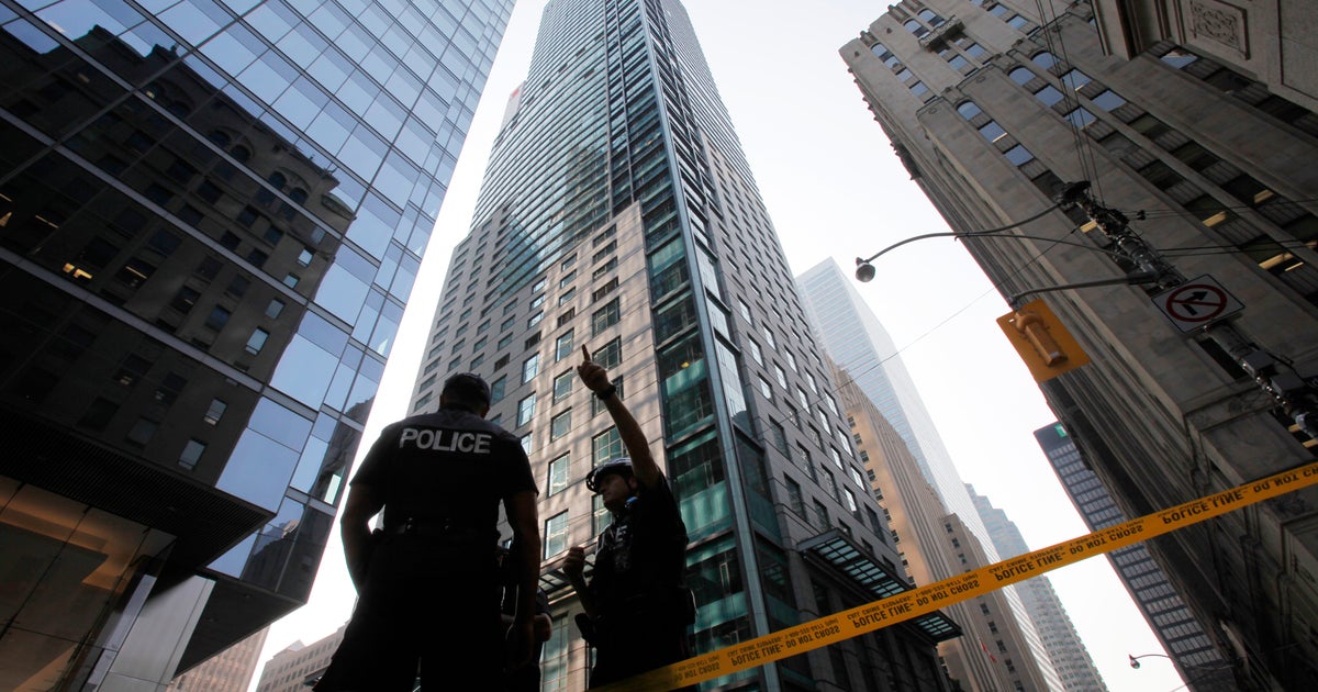Trump tower building malfunction closes down Toronto streets - CBS News