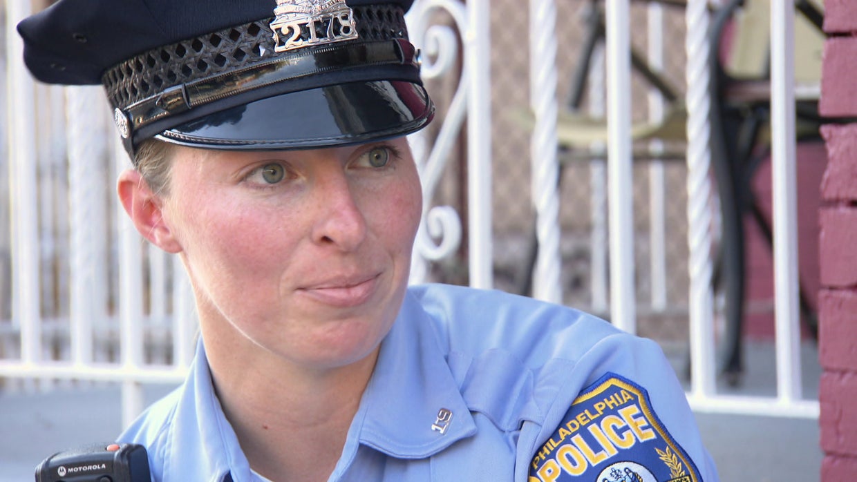 Officers wanted: Police departments struggle with recruiting - CBS News