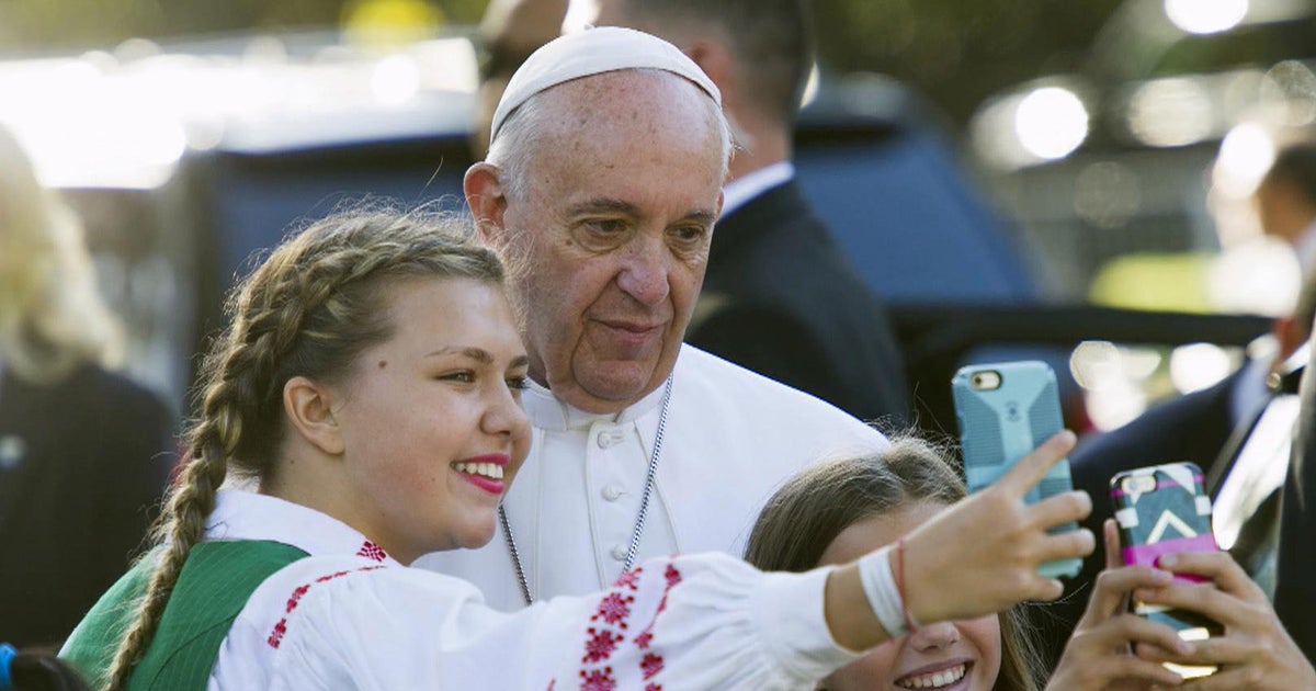 Pope Francis "selfies" sprout up on social media - CBS News