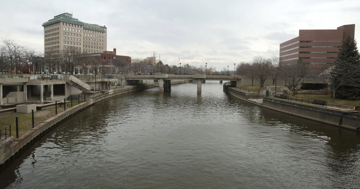 Flint residents angry over lead-tainted water - CBS News