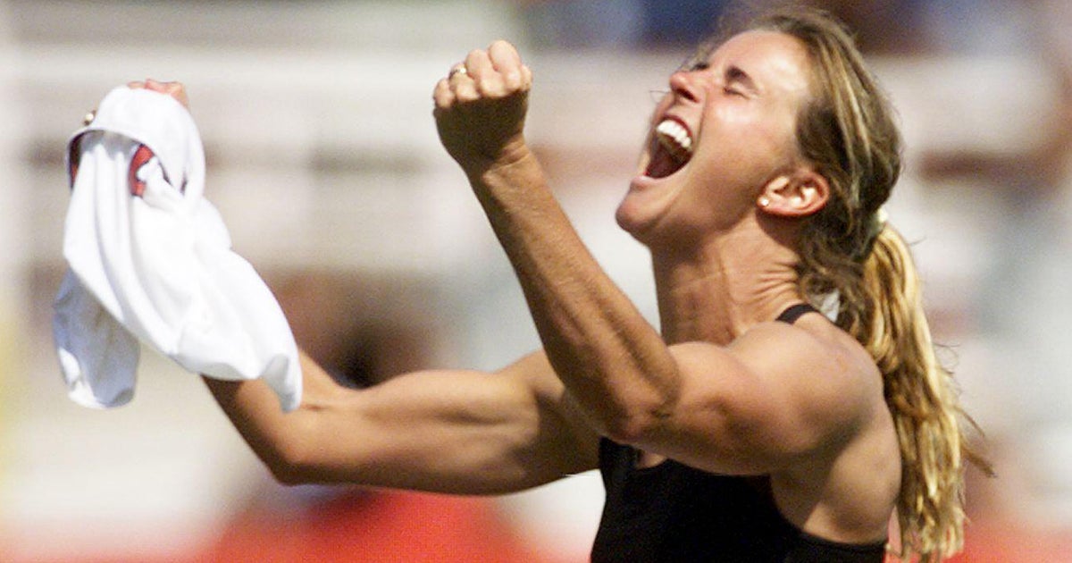 Soccer star Brandi Chastain to donate brain to science - CBS News