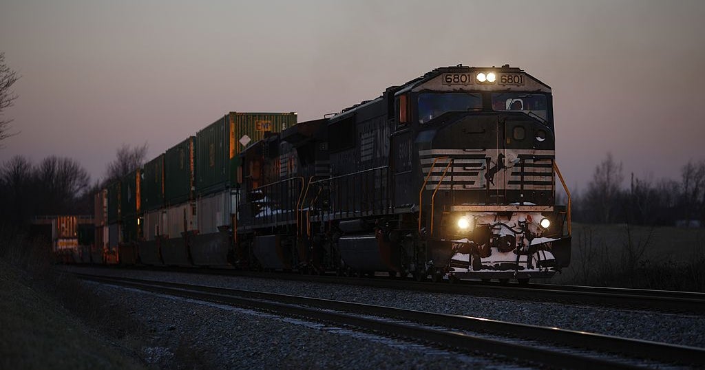 Canadian Pacific ends bid to buy Norfolk Southern - CBS News