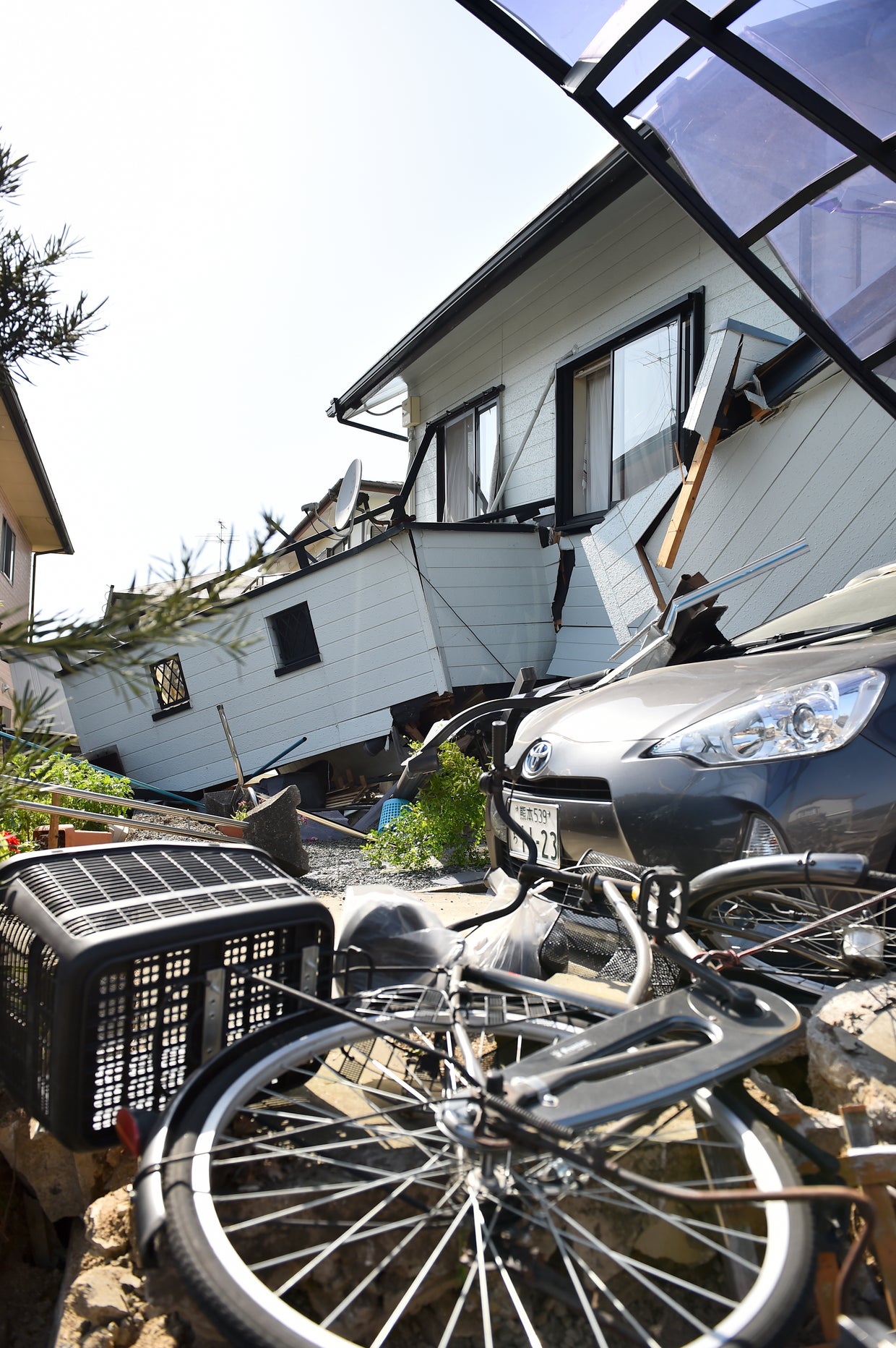 Powerful quakes strike Japan