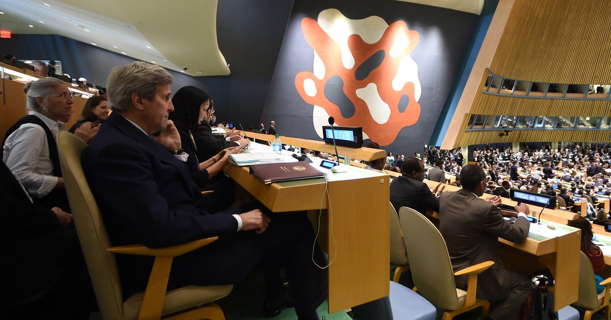 US signs climate pact at UN signing ceremony for Paris COP21 agreement ...