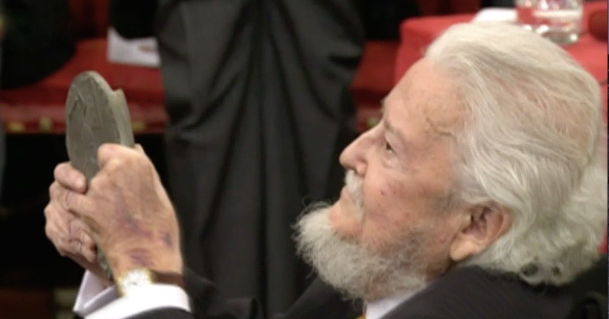 Fernando del Paso recibe Premio Cervantes - CBS News