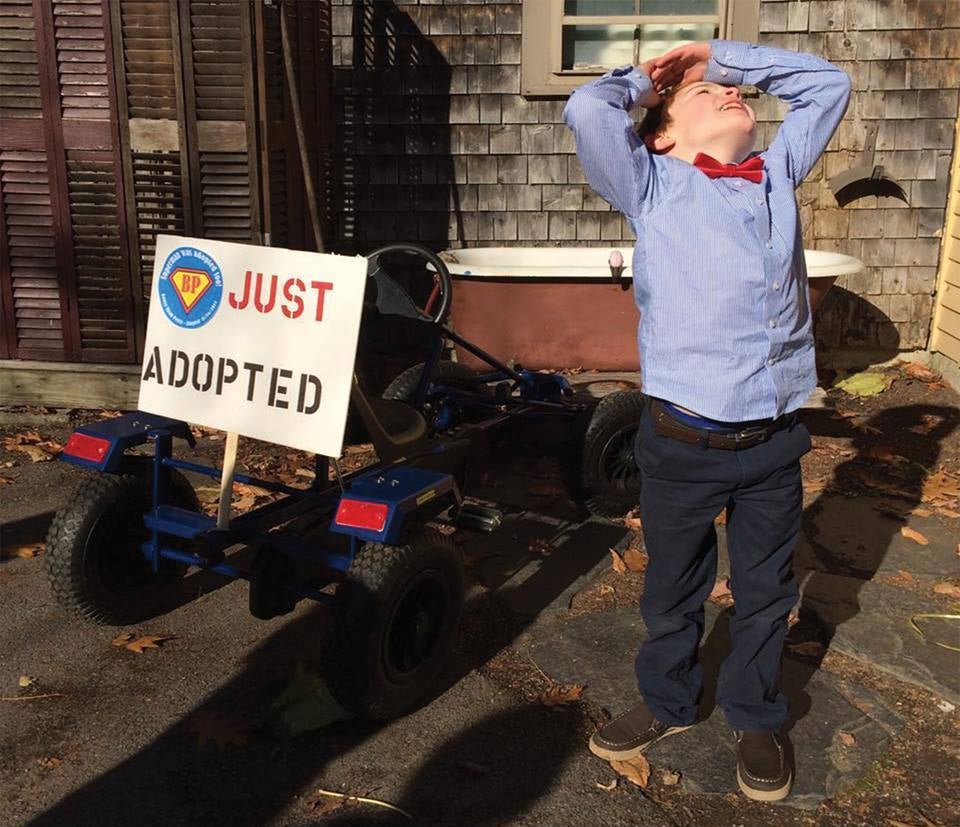 29 heartwarming photos of foster kids getting adopted