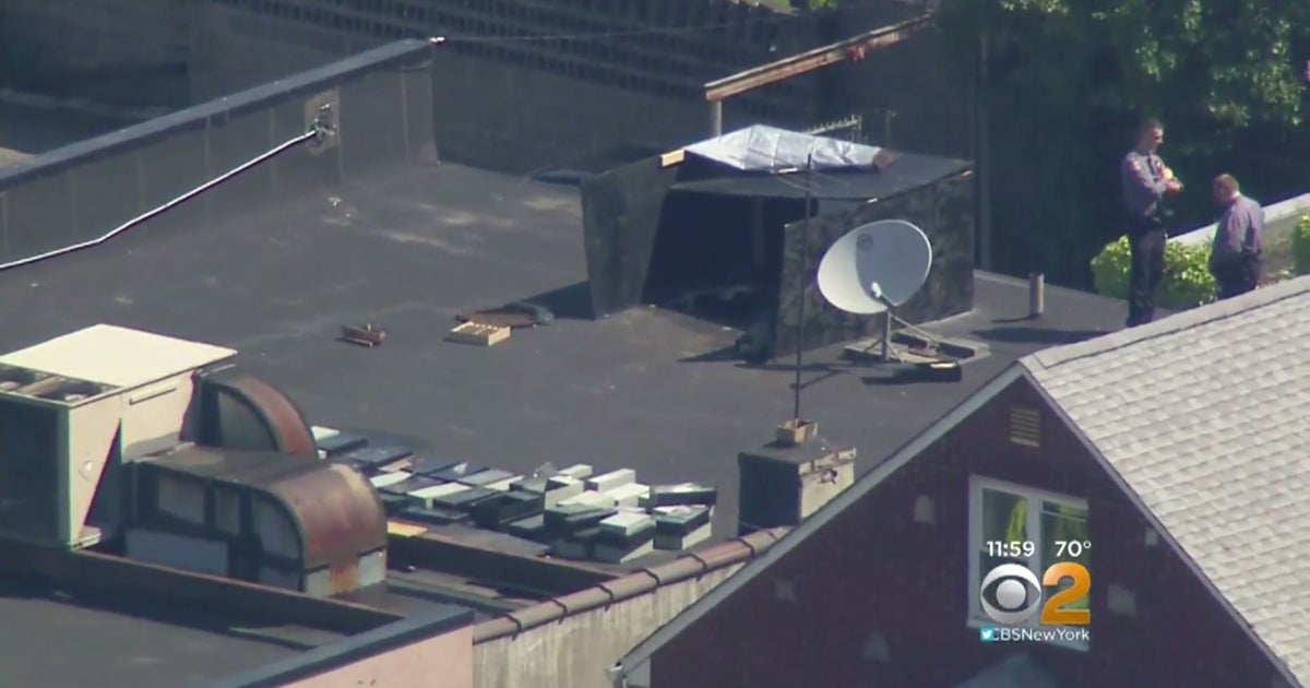Thieves cut hole in roof of bank, steal safe deposit boxes - CBS News