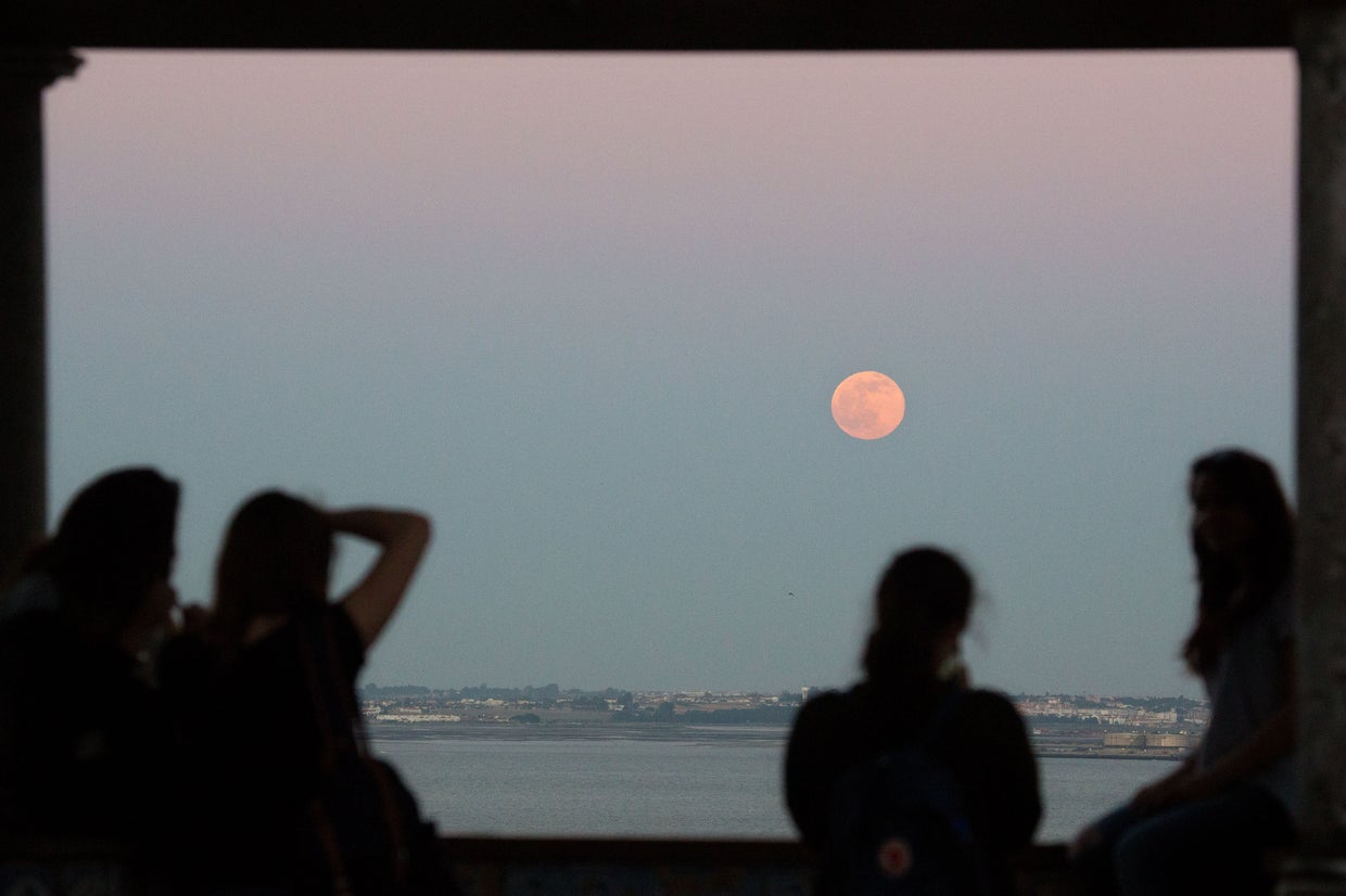 Lunar eclipse and strawberry moon: How to watch Friday night - CBS News
