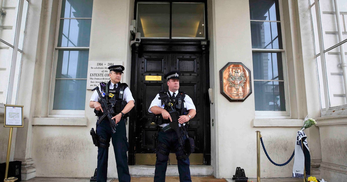 More armed police patrol London to counter terror threat - CBS News