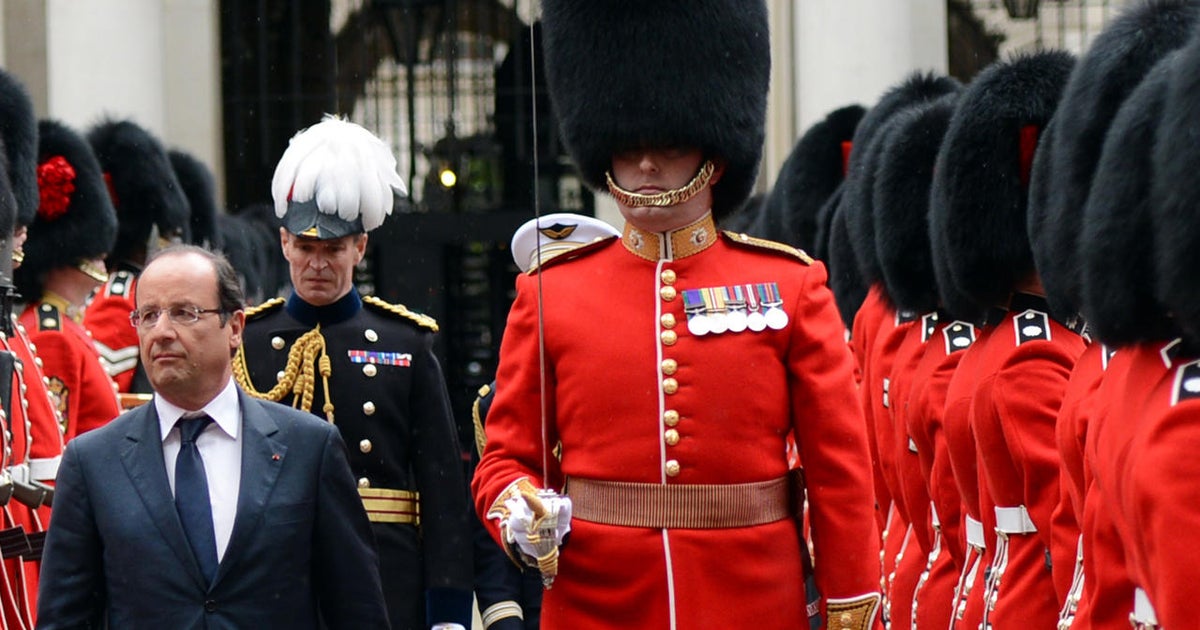 Britain Queen Elizabeth II Royal guard Coldstream Guards Major James ...