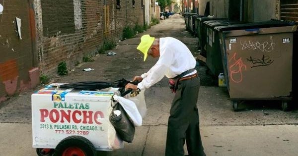Internet raises thousands for 89-year-old Chicago "popsicle man" - CBS News