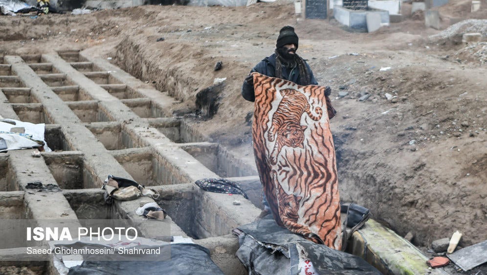 Pictures of homeless sleeping in empty graves shock Iran - CBS News