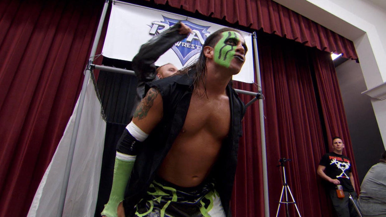 Pro wrestler Syther tackles tiny opponents for his day job - CBS News
