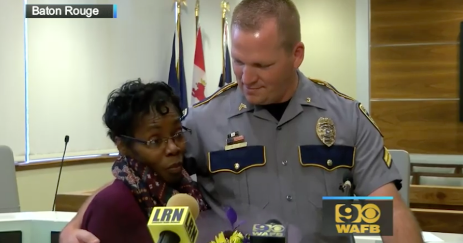 Woman jumps on back of man attacking Baton Rouge police officer, cops ...