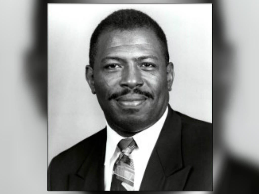 Cops: Judge shot to death outside Chicago home - CBS News