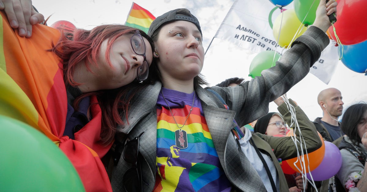 Gay rights activists hold flash-mob protest in St. Petersburg - CBS News