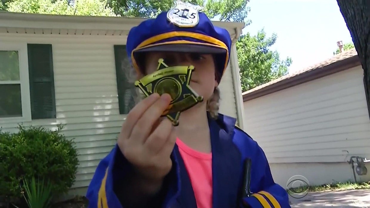 Kansas City cops help a young officer in the making - CBS News