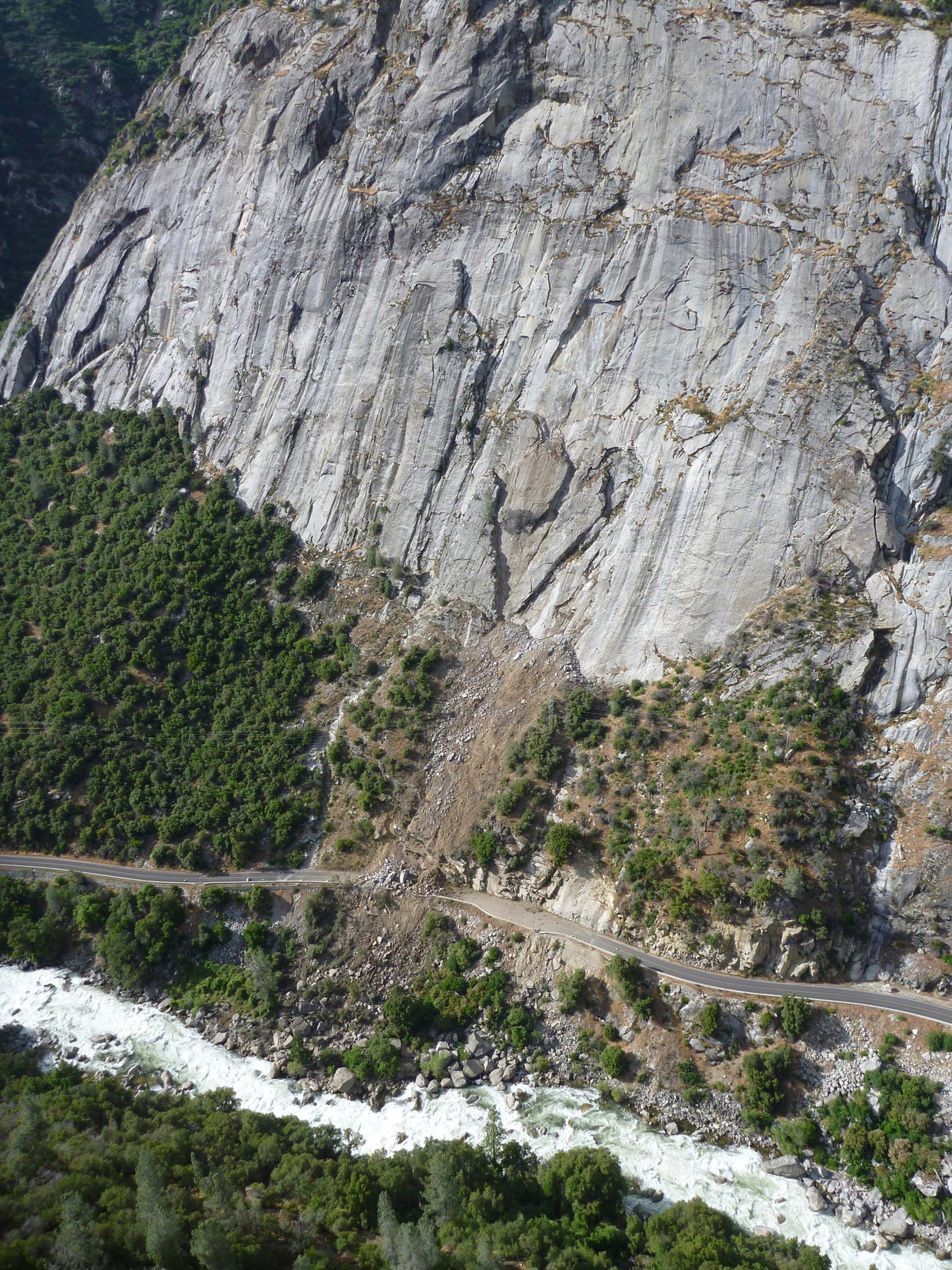 4,000-ton rockslide at Yosemite National Park blocks entrance - CBS News