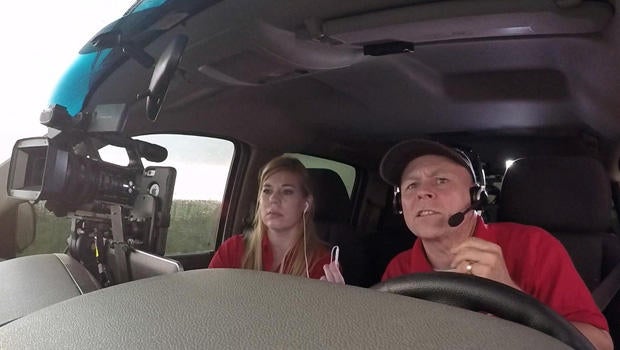 Storm chasing couple's whirlwind life - CBS News