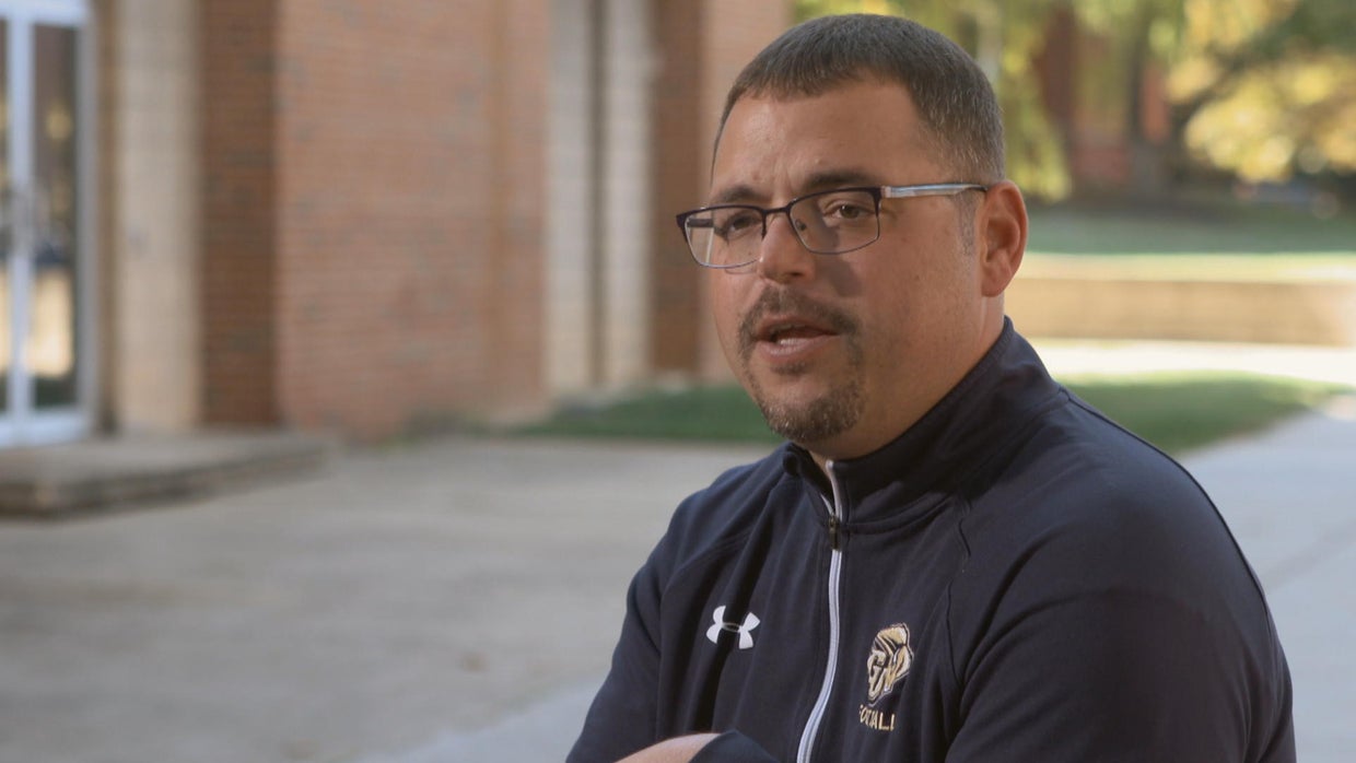 Teamwork transcends the field for "America's deaf team" - CBS News