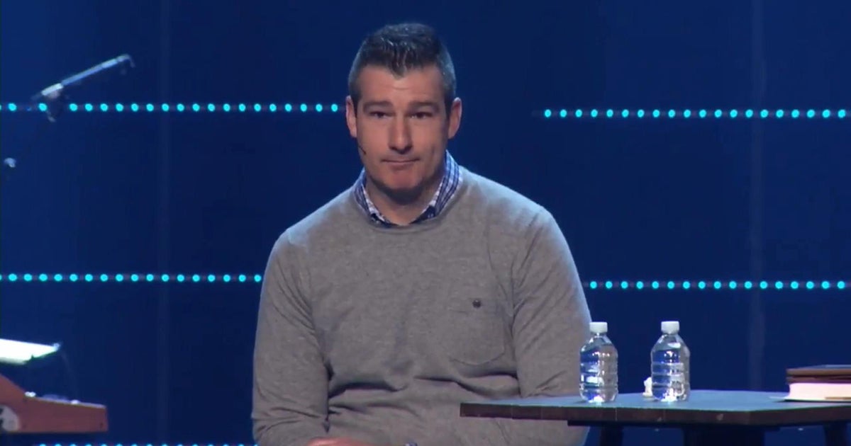 Pastor Andy Savage gets standing ovation after admitting to "sexual ...