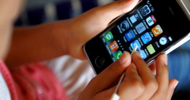 The effects of smartphones on children - CBS News