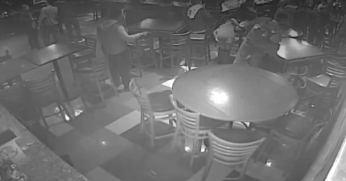 Chicago cop who killed 2 seen on video in off-duty bar fight - CBS News
