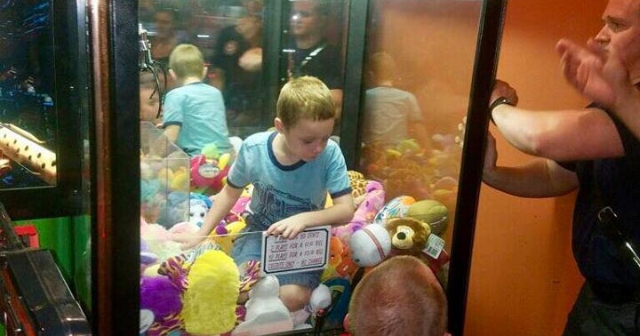 Florida boy gets stuck inside claw machine - CBS News
