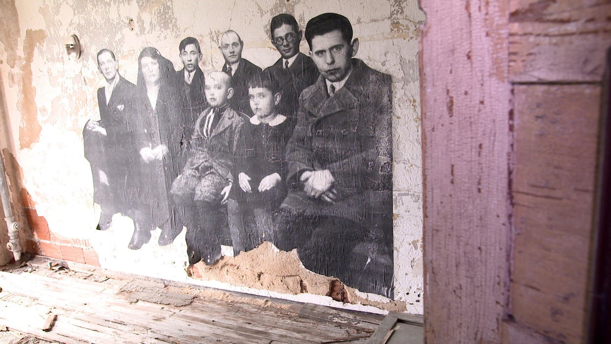 Artist's hidden message on Ellis Island - CBS News