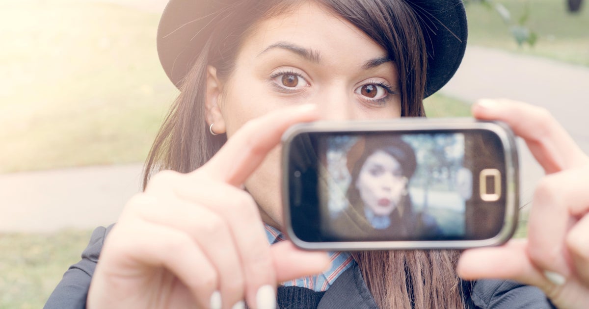 Selfies distort faces like a "funhouse mirror," study finds - CBS News