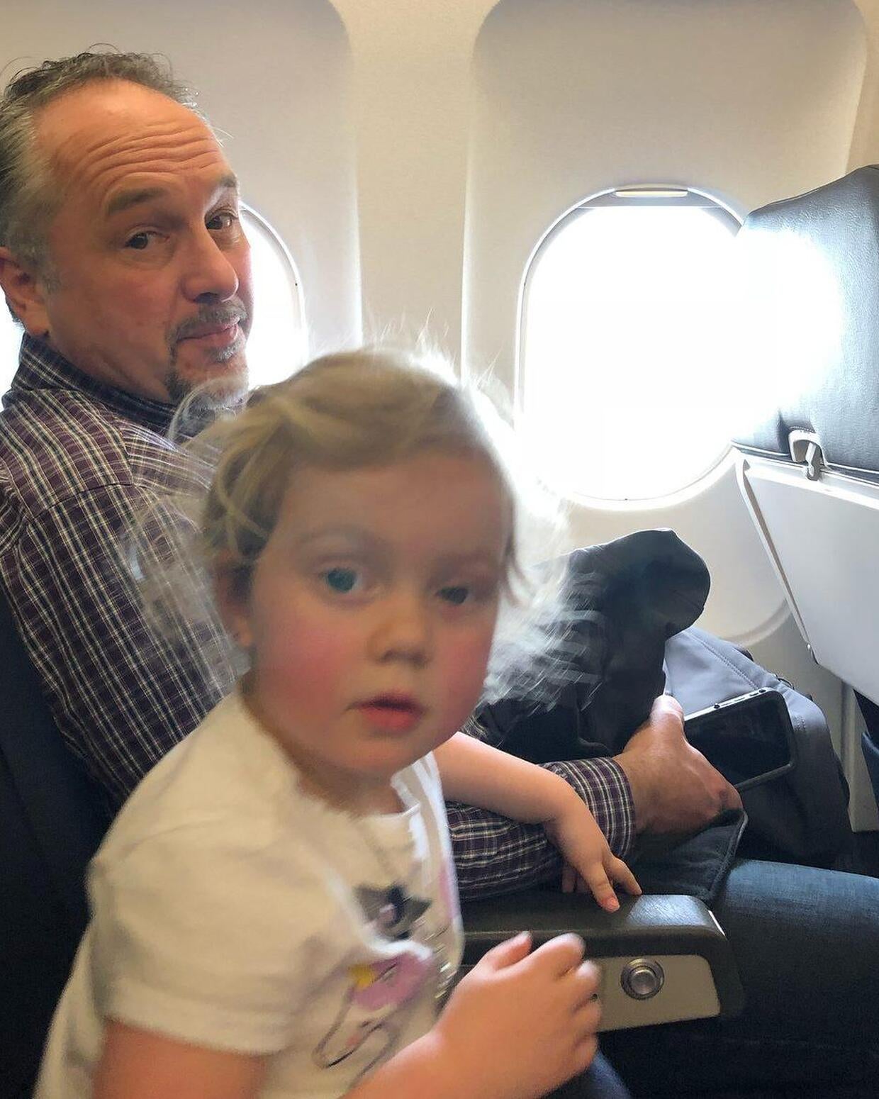 Man's act of kindness on plane goes viral after grateful mom posts ...