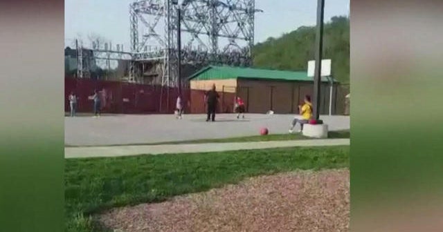 Heartwarming video of police officer playing basketball with kids goes ...