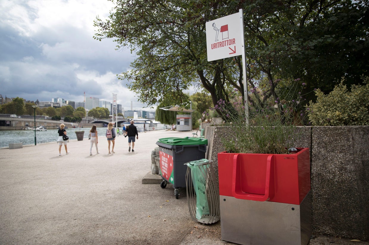 Paris open-air urinals not popular among all French - CBS News