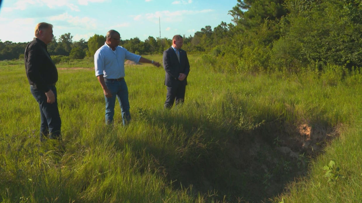 Ramon Sosa: Boxing coach marked for murder goes undercover to catch the ...