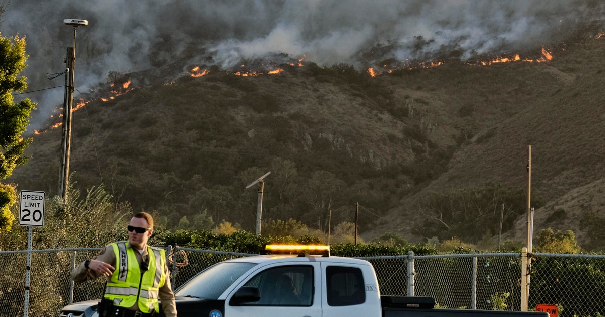 Wildfires besiege Thousand Oaks, California city reeling from deadly ...