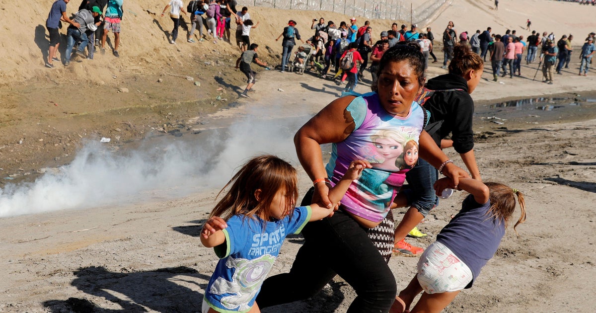 Migrants push past blockade of Mexican police near U.S.-Mexico border ...