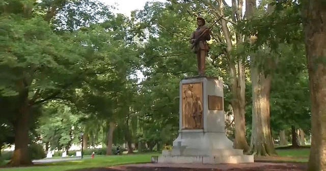 UNC students protest plan to relocate toppled Confederate statue - CBS News