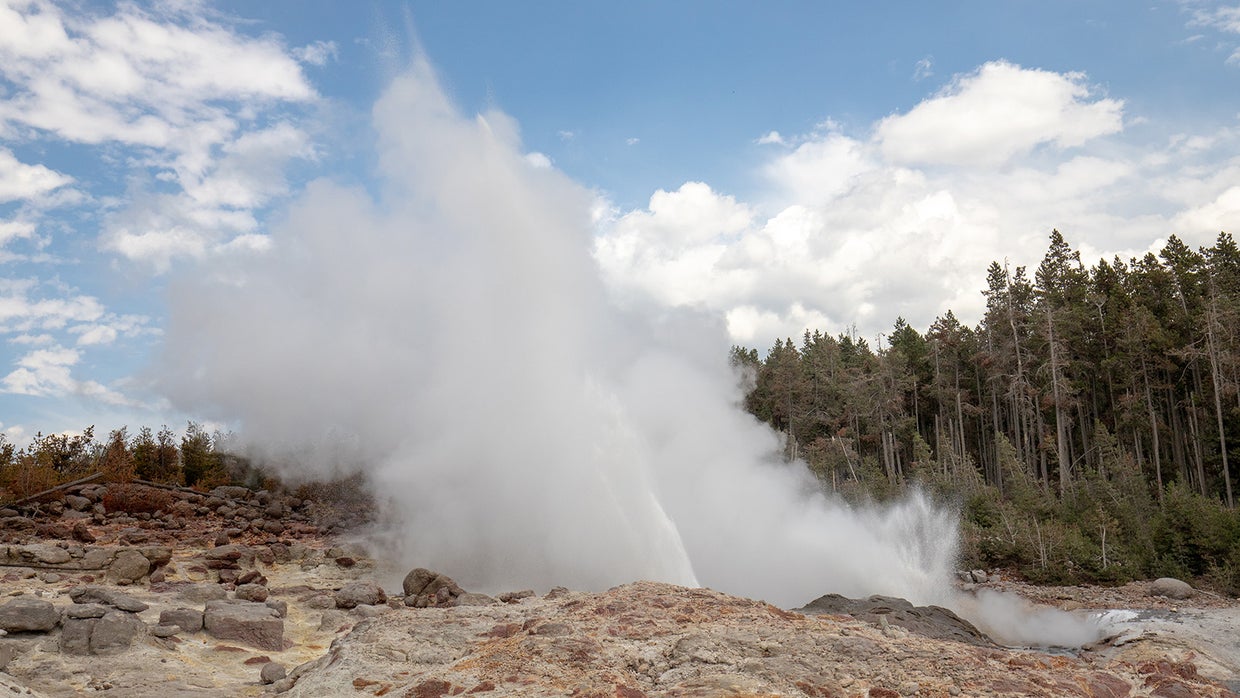 Tall Yellowstone Geyser Sets Record With Recent Activity - CBS Colorado