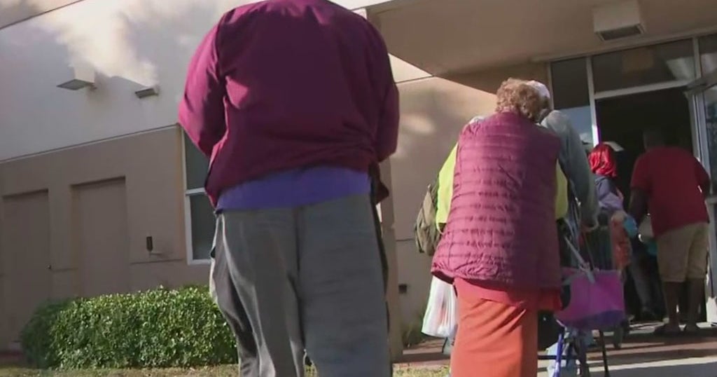 Homeless Seek Shelter Travelers Delayed Over Cold Weather Cbs Miami